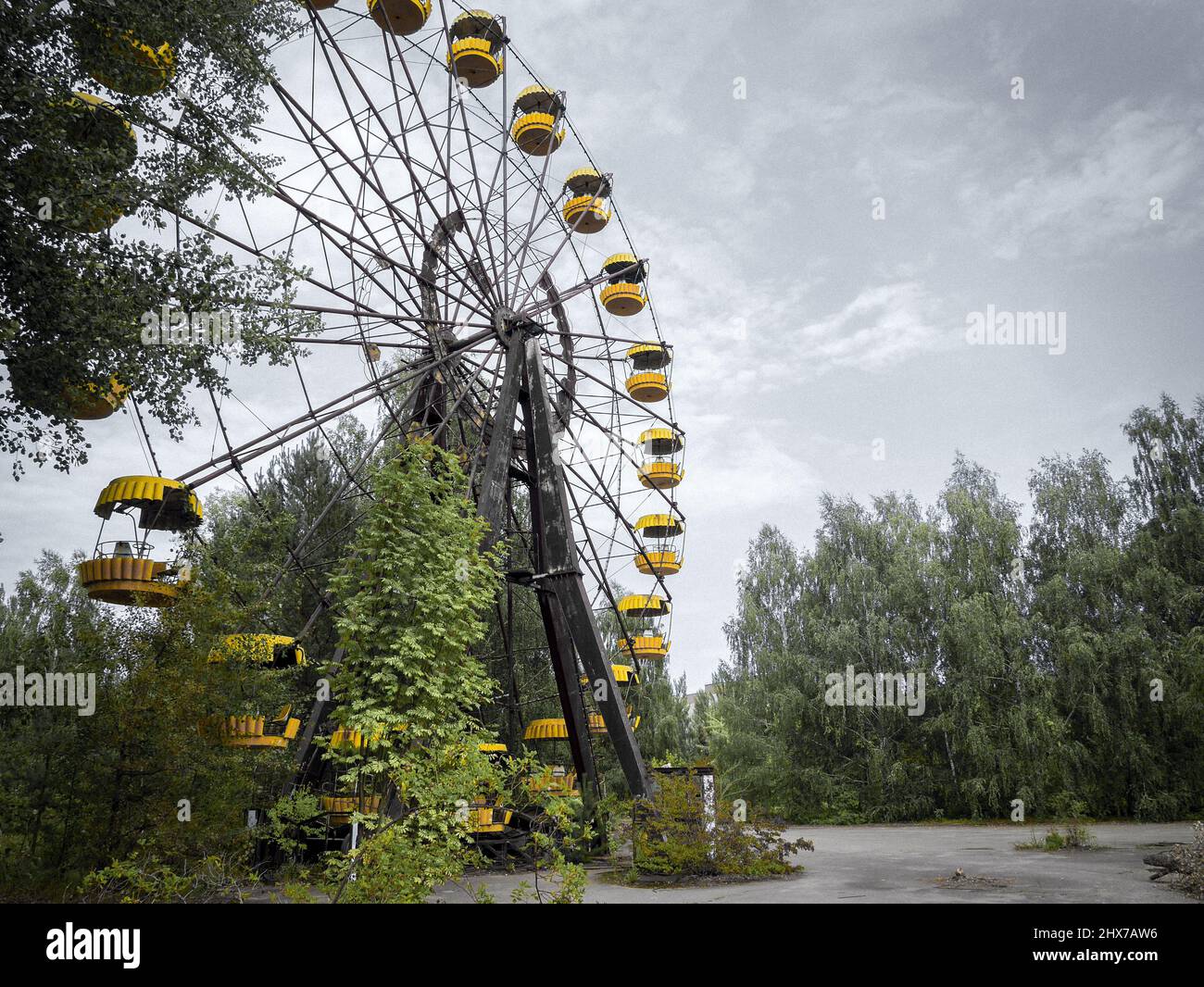 Abandoned amusement park carousel hi-res stock photography and images ...