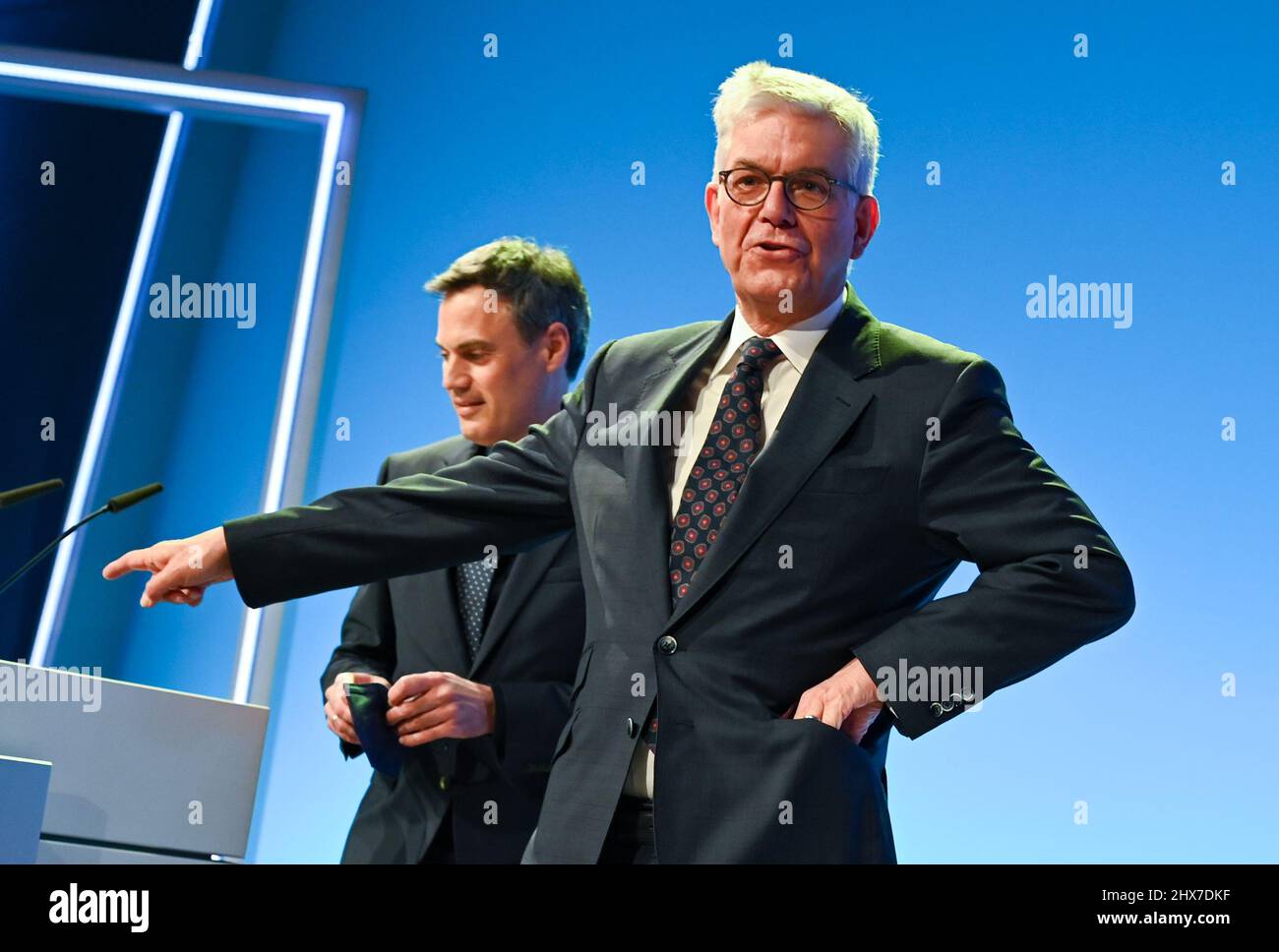 Mainz, Germany. 10th Mar, 2022. Thomas Bellut (r), outgoing ZDF ...