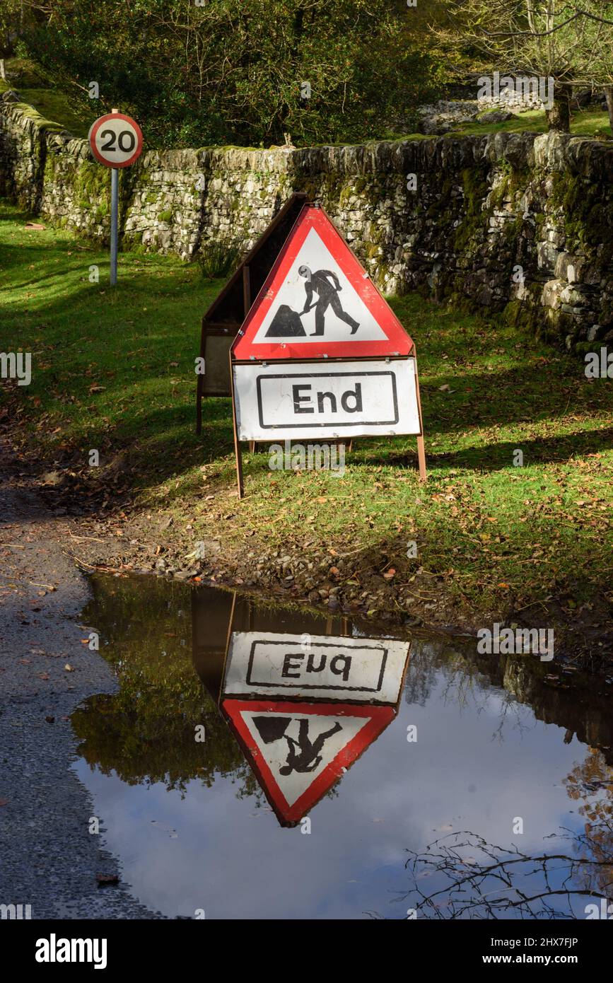 Men working road sign hi-res stock photography and images - Alamy