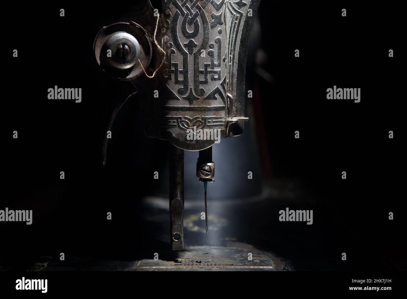 ancient sewing machine Stock Photo - Alamy