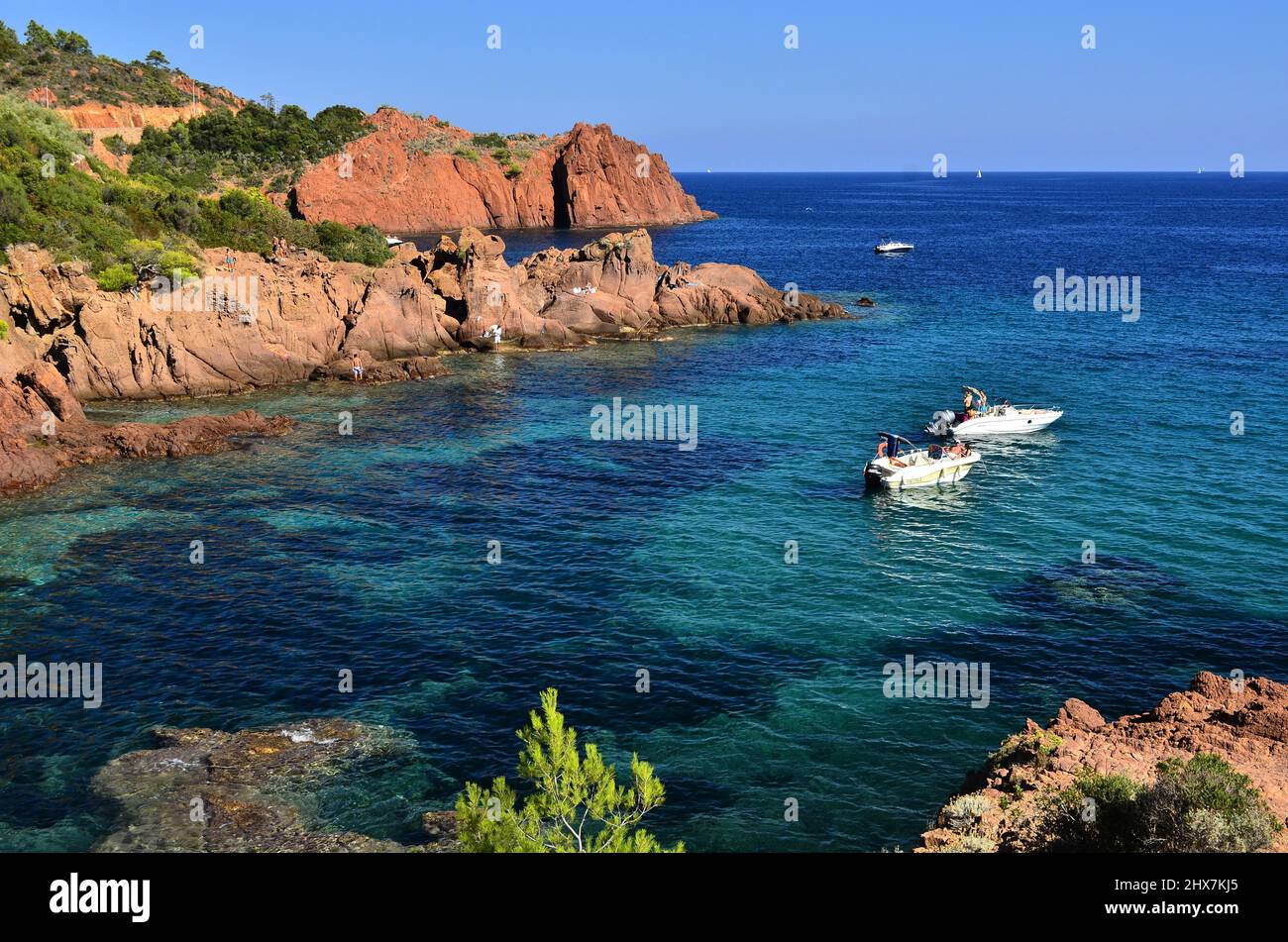 Red cliffs of Esterel Massif, Côte d'Azur (azure coast) French riviera ...
