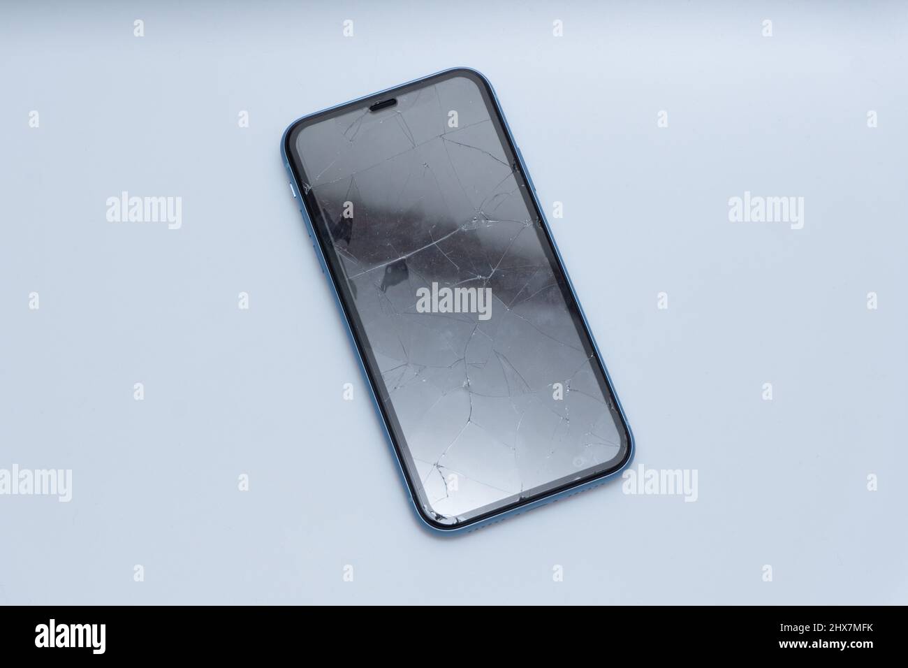 Smartphone with severely damaged screen Stock Photo - Alamy