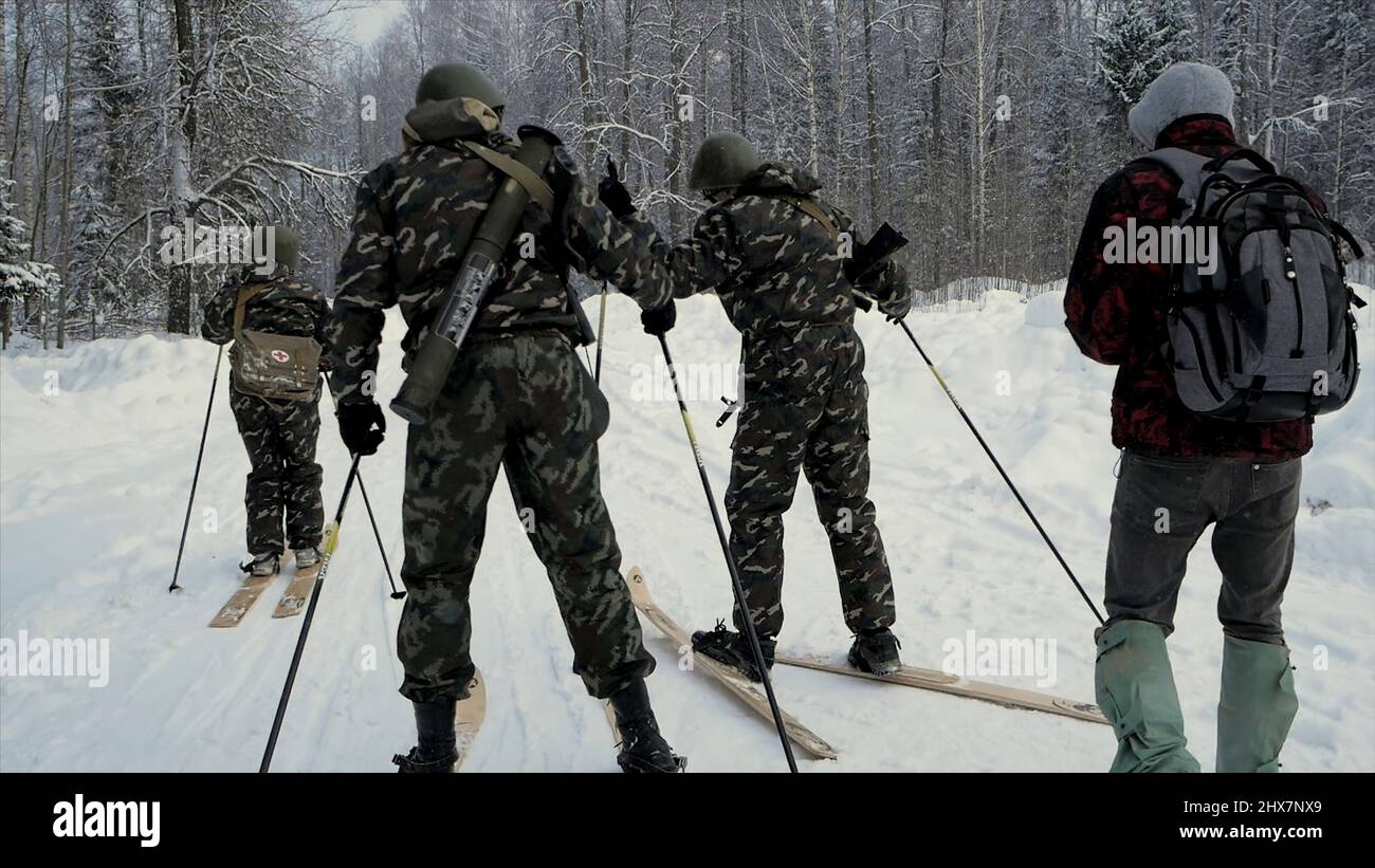 Snow rifle soldiers camouflage hi-res stock photography and images - Alamy