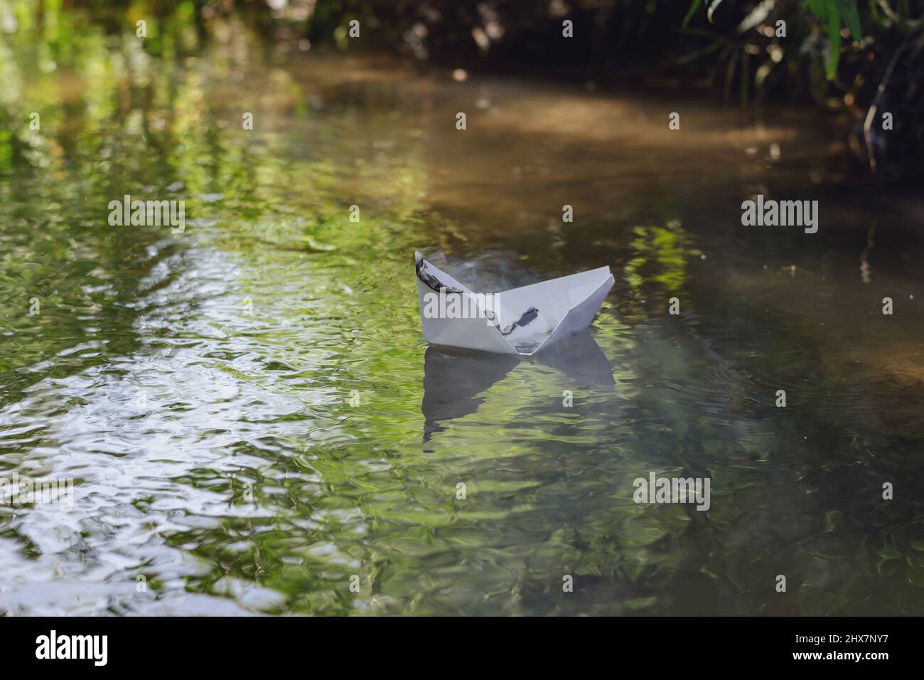 Handmade boat sinking hi-res stock photography and images - Alamy