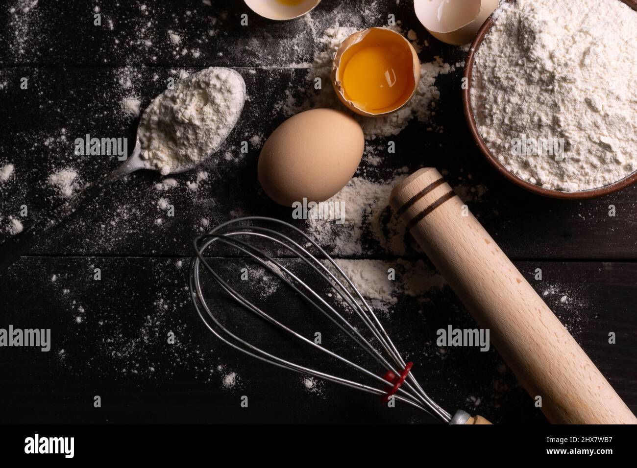 Flour shaker hi-res stock photography and images - Alamy