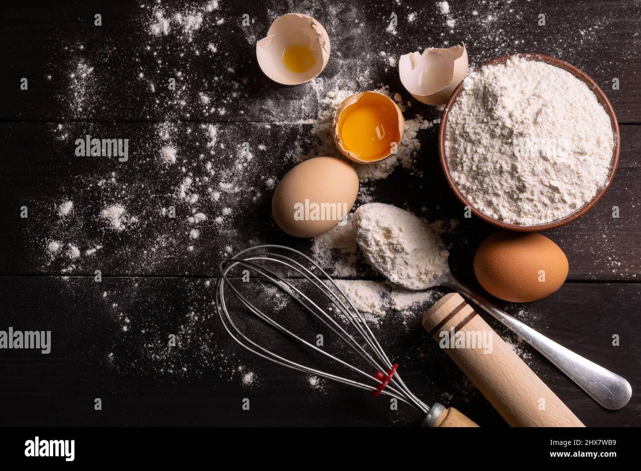 Flour shaker hi-res stock photography and images - Alamy