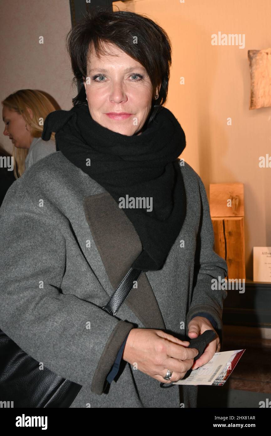 Munich, Germany. 09th Mar, 2022. Actress Janina Hartwig comes to the ...