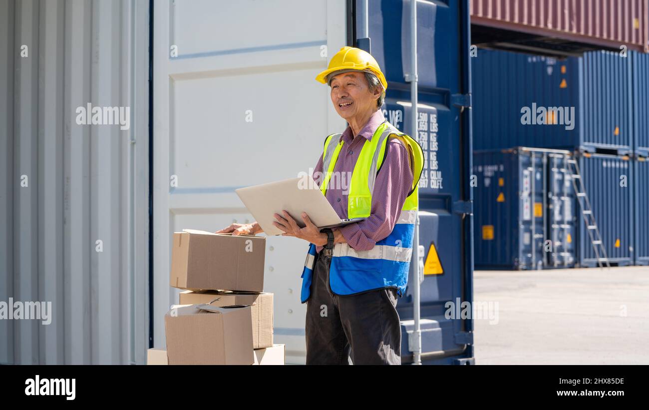 Cargo management team hi-res stock photography and images - Alamy