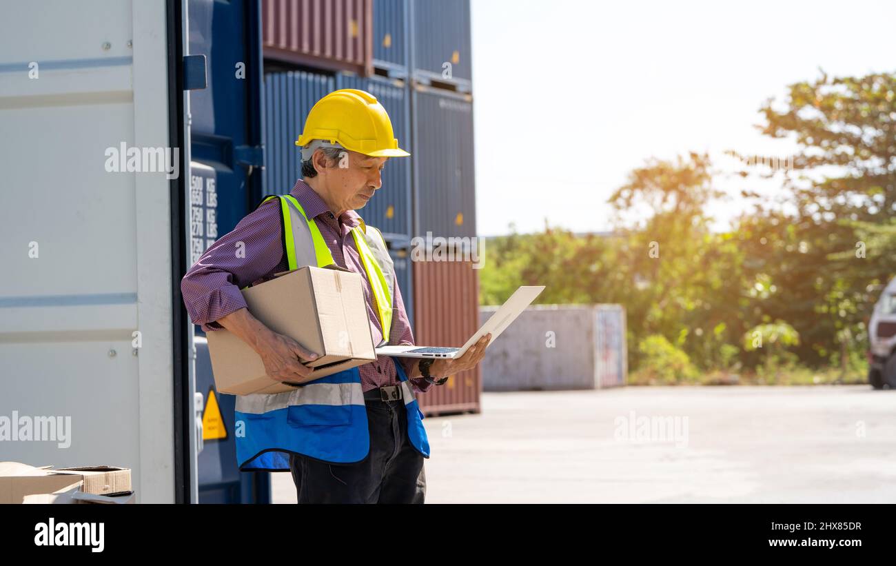 Cargo management team hi-res stock photography and images - Alamy