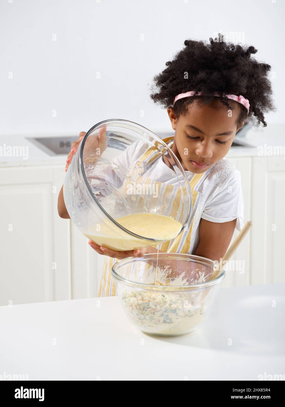 Black girls baking hi-res stock photography and images - Alamy