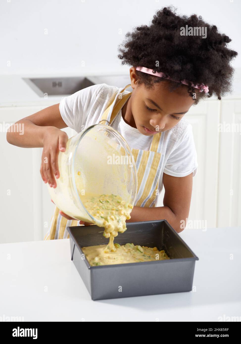 Black girls baking hi-res stock photography and images - Alamy