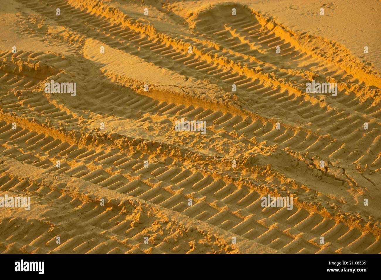 Tire tread marks on sand. Car tracks on sand Stock Photo - Alamy