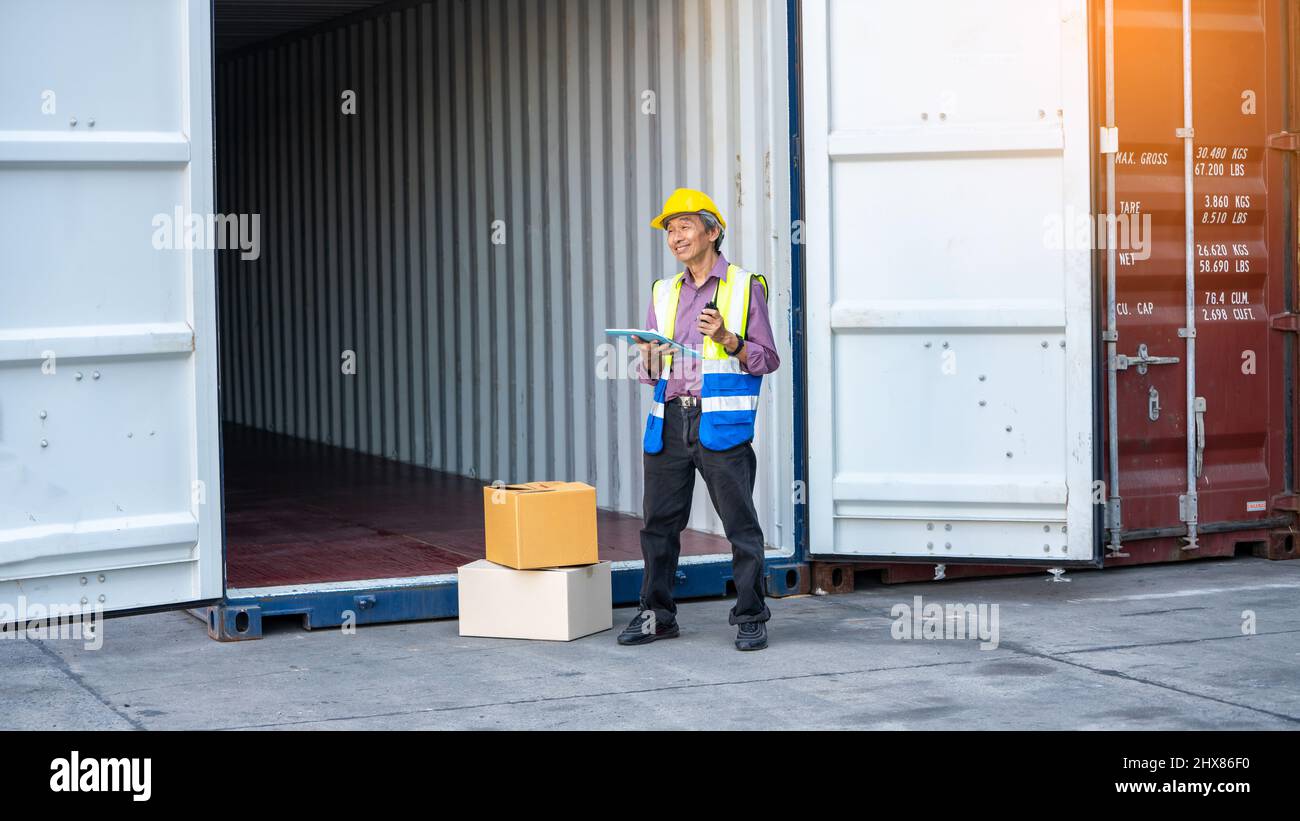Cargo management team hi-res stock photography and images - Alamy