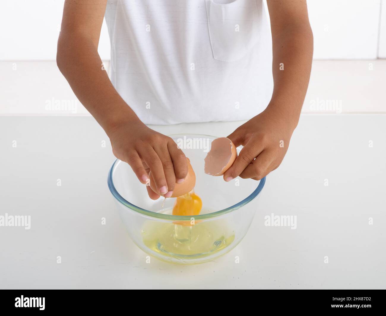 Breaking egg hi-res stock photography and images - Alamy