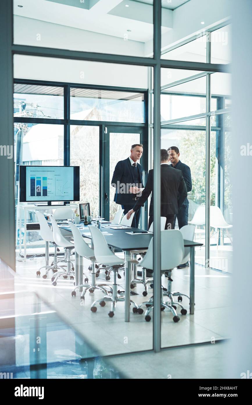 Two men talking in a room hi-res stock photography and images - Alamy