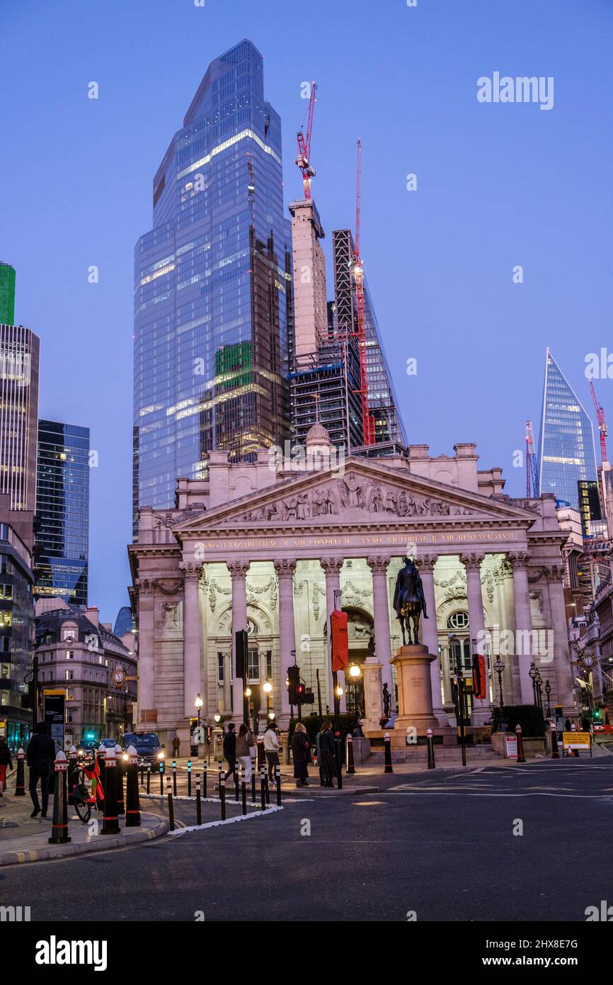 Royal Exchange, founded in the 16th century by the merchant Sir Thomas ...