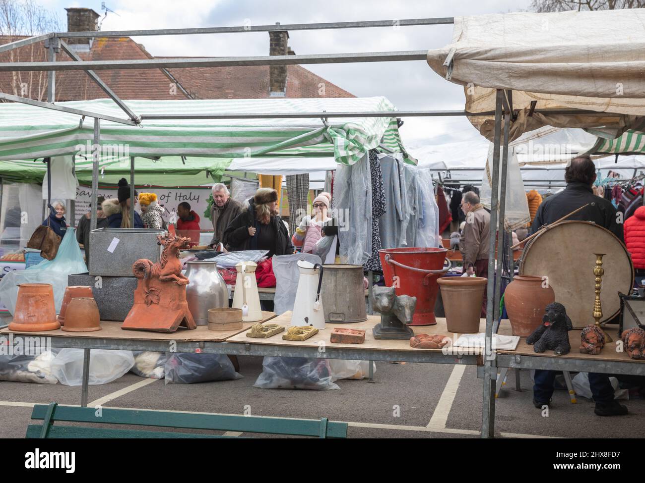Market stalls on Market Day in Bakewell, Derbyshire, UK Stock Photo - Alamy