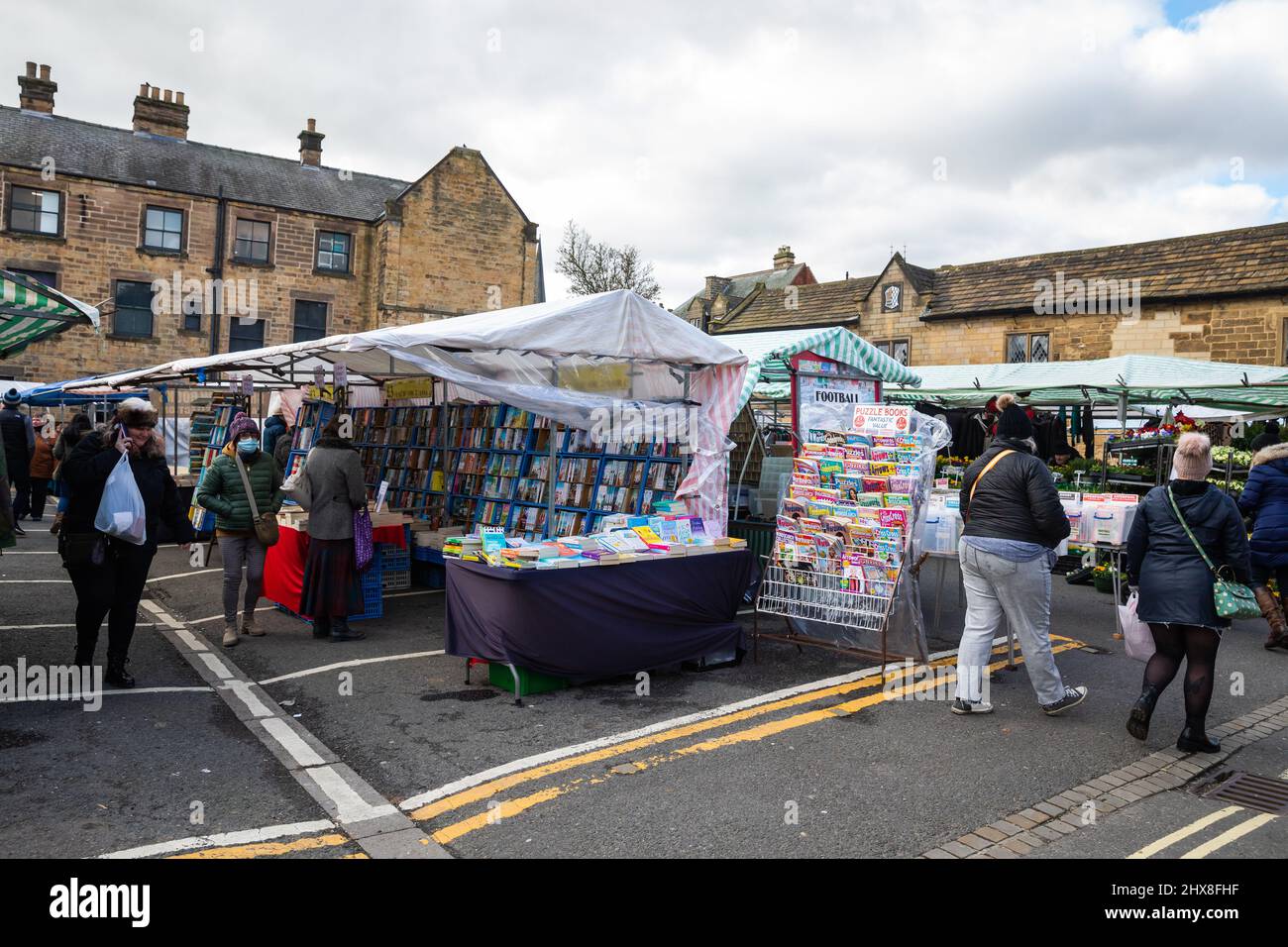 Market stalls on Market Day in Bakewell, Derbyshire, UK Stock Photo - Alamy