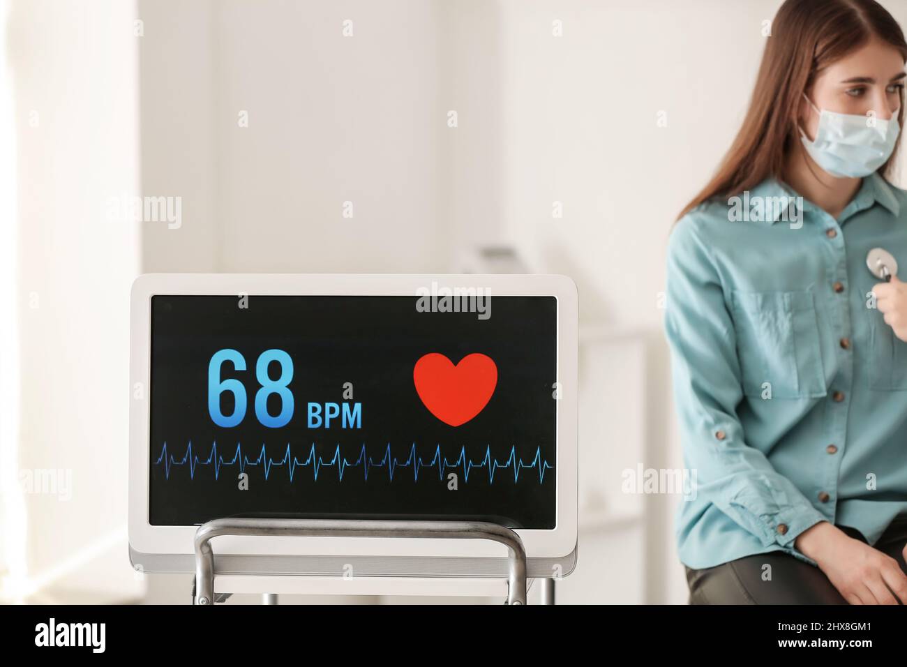 Woman heart monitor hospital hi-res stock photography and images - Alamy
