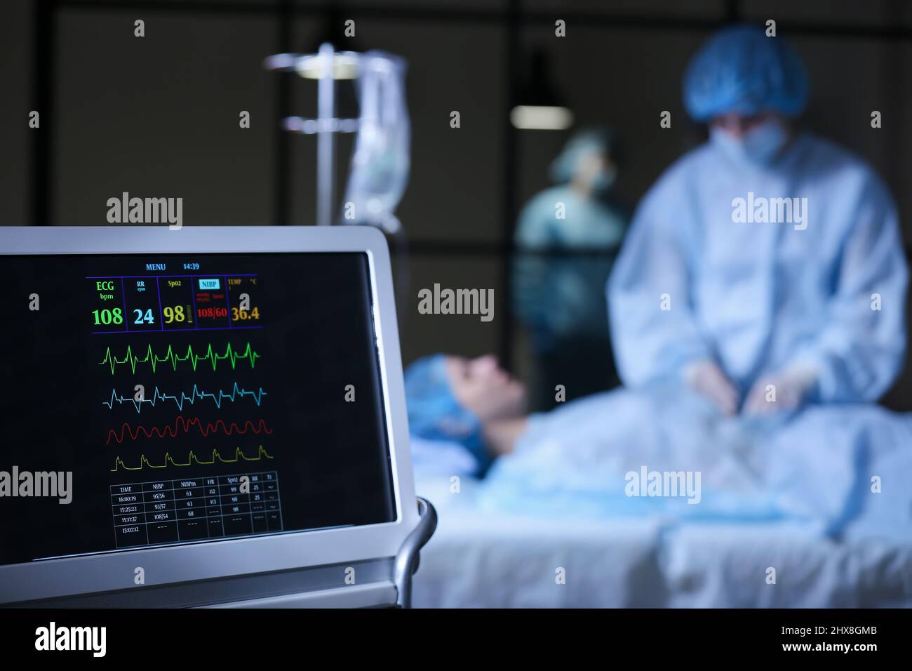 Hospital monitor in dark room hi-res stock photography and images - Alamy