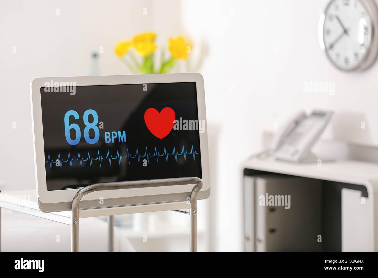 Hospital emergency heart monitor equipment hi-res stock photography and ...