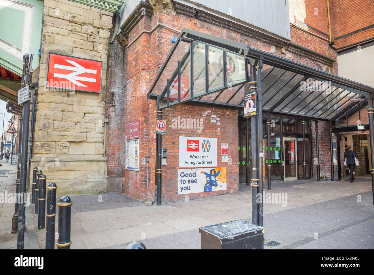 View outside the main entrance of Worcester Foregate Street railway ...