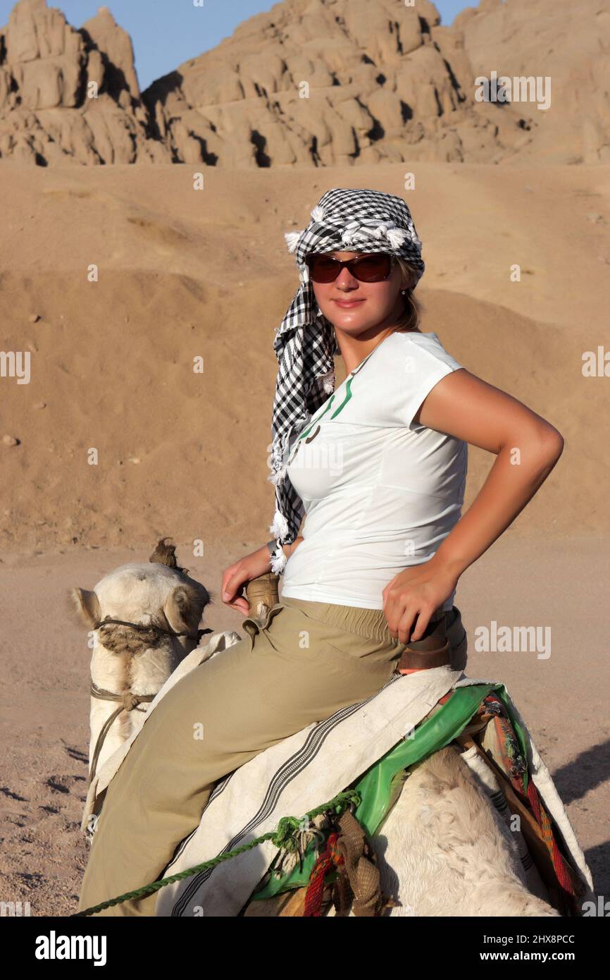 Person riding camel through desert hi-res stock photography and images ...