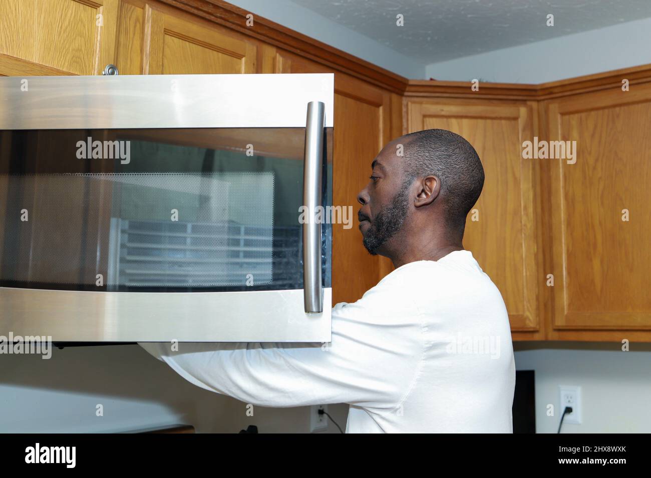Using microwave oven hi-res stock photography and images - Alamy