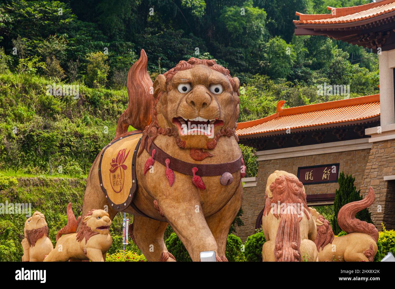 Guiding statue hi-res stock photography and images - Alamy