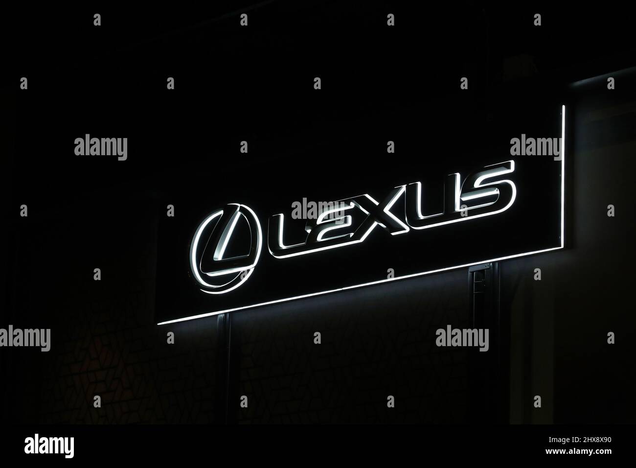 Lexus dealership sign hi-res stock photography and images - Alamy