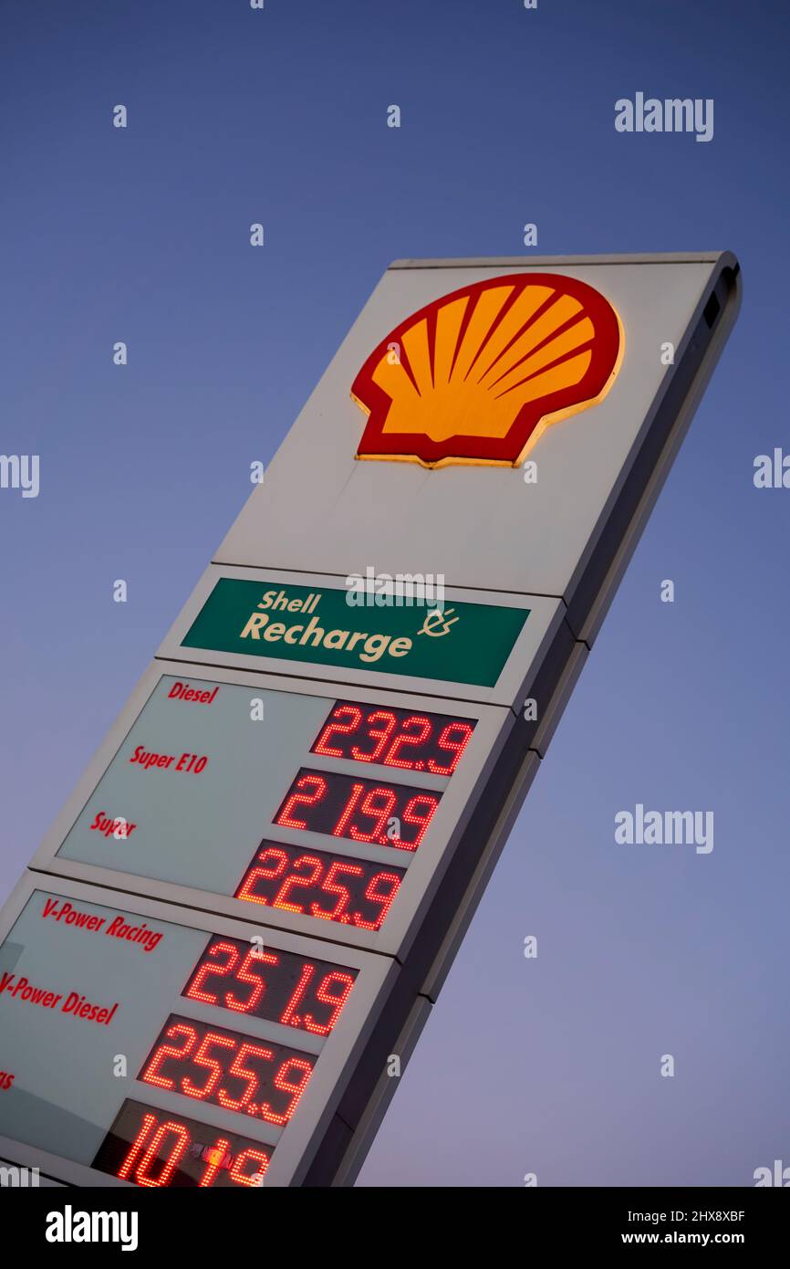 Price board shell petrol station hi-res stock photography and images ...