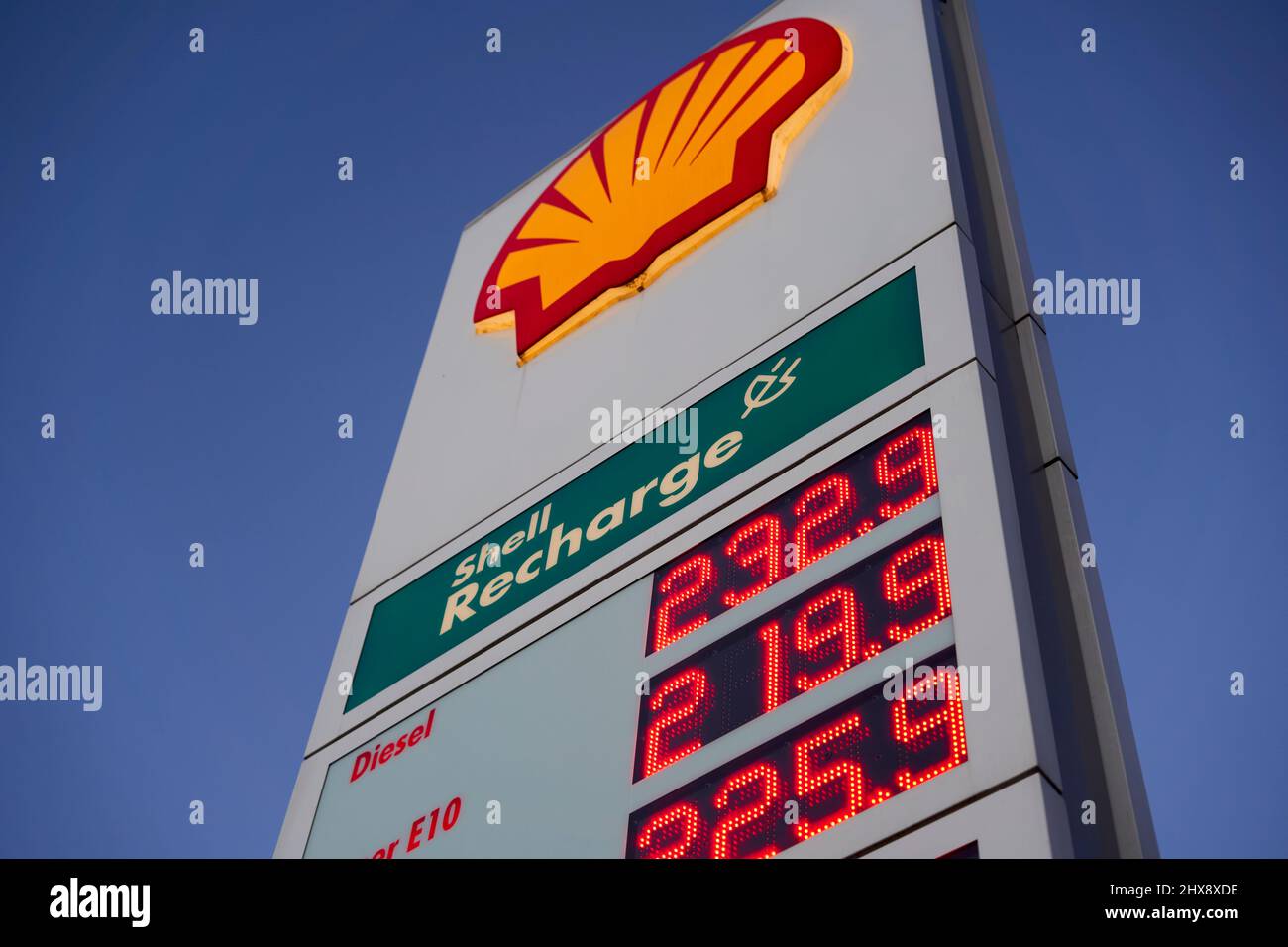 Sign shell station prices gasoline hi-res stock photography and images ...
