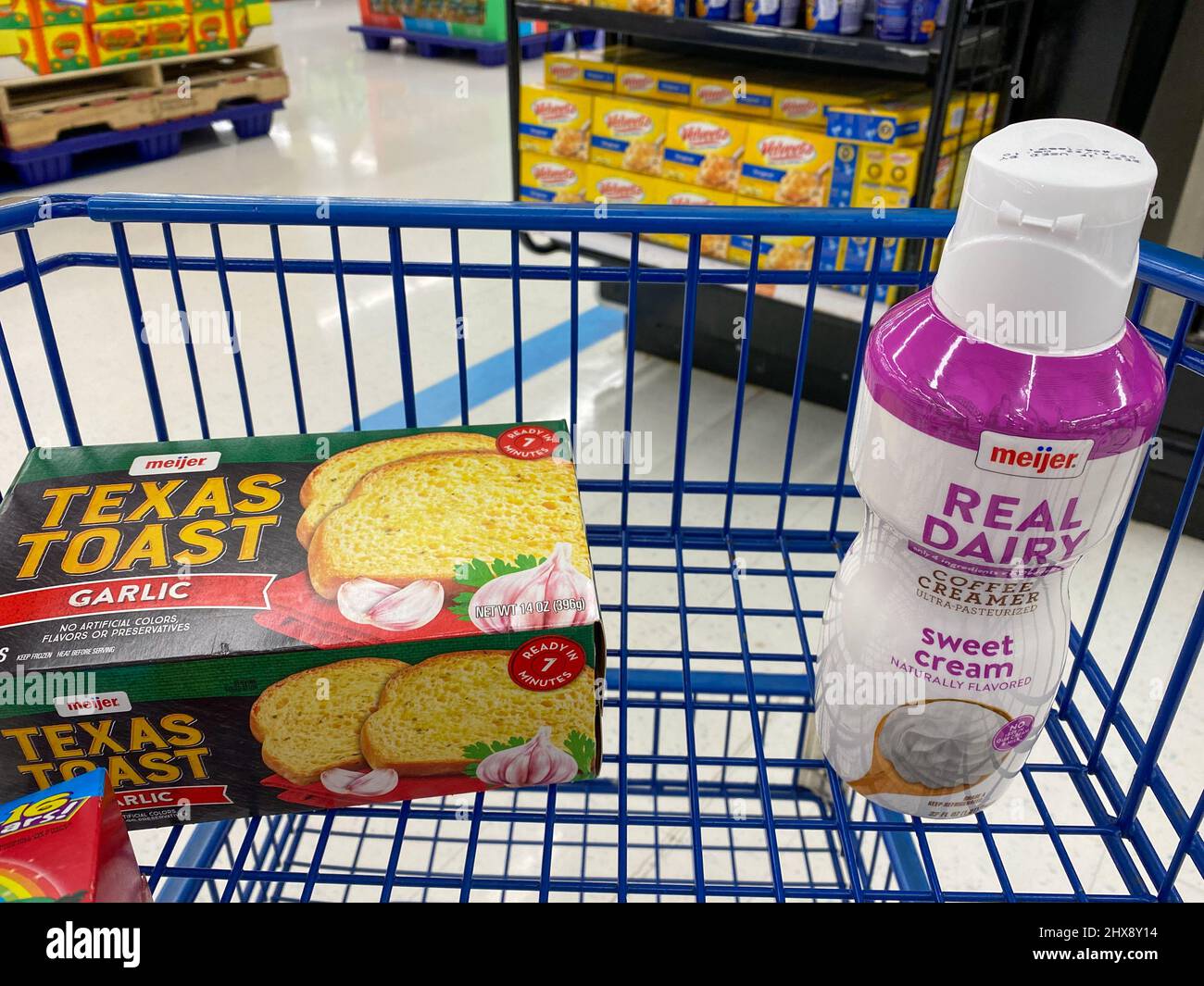 Coffee creamer grocery store hi-res stock photography and images - Alamy