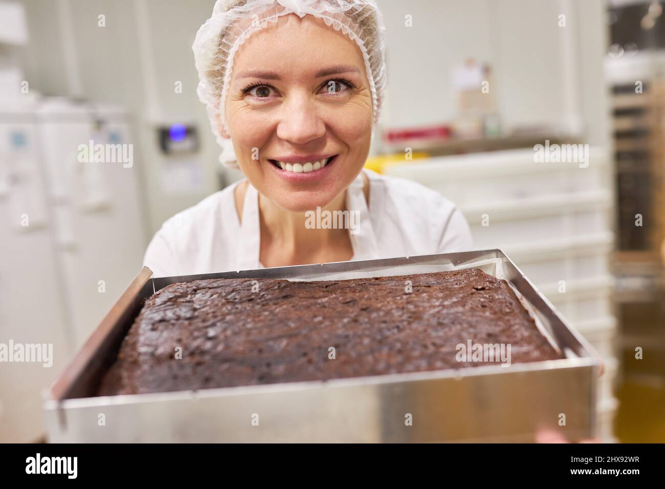 Woman cake bakery hi-res stock photography and images - Alamy