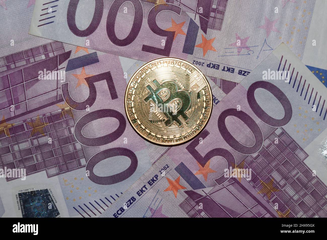 Bitcoin and 500 Euro bank notes Stock Photo - Alamy