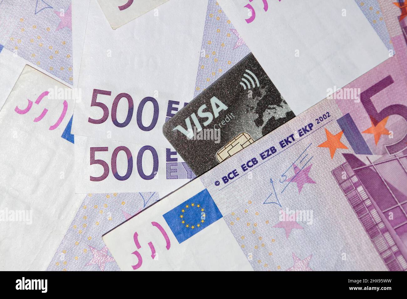 Visa credit card and 500 Euro bank notes Stock Photo - Alamy