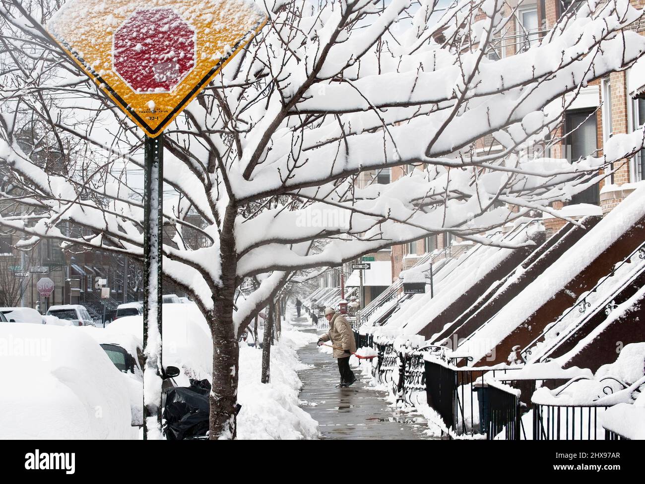 Row of brownstones new york city hi-res stock photography and images ...