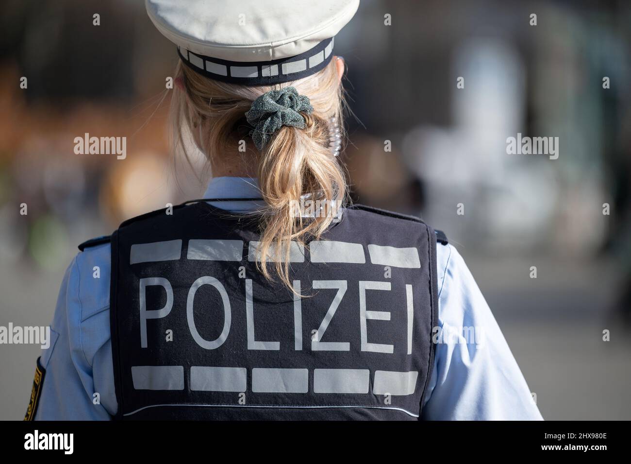 Stuttgart, Germany. 25th Feb, 2022. A female police officer is standing ...