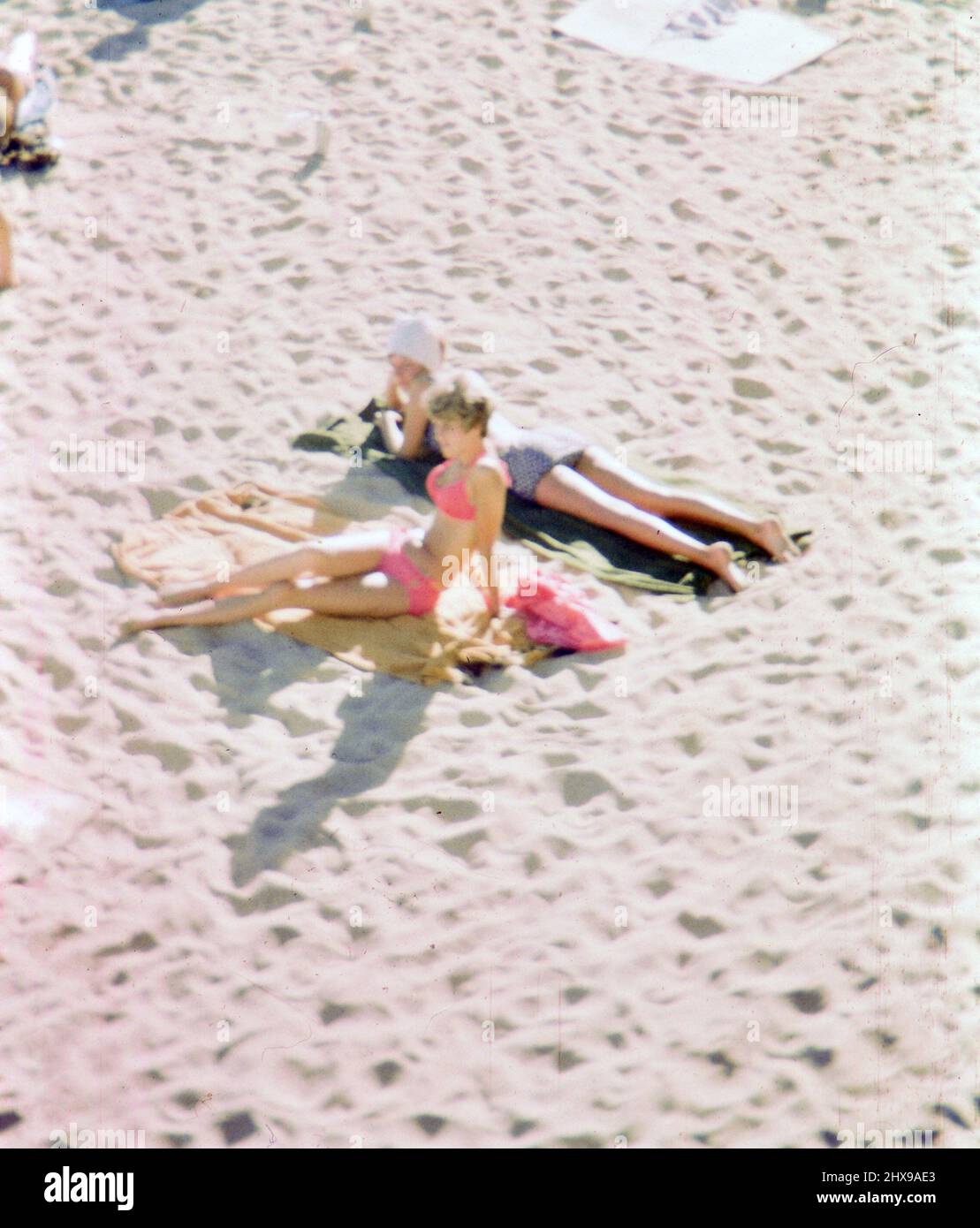Vintage women sunbathing hi-res stock photography and images - Alamy