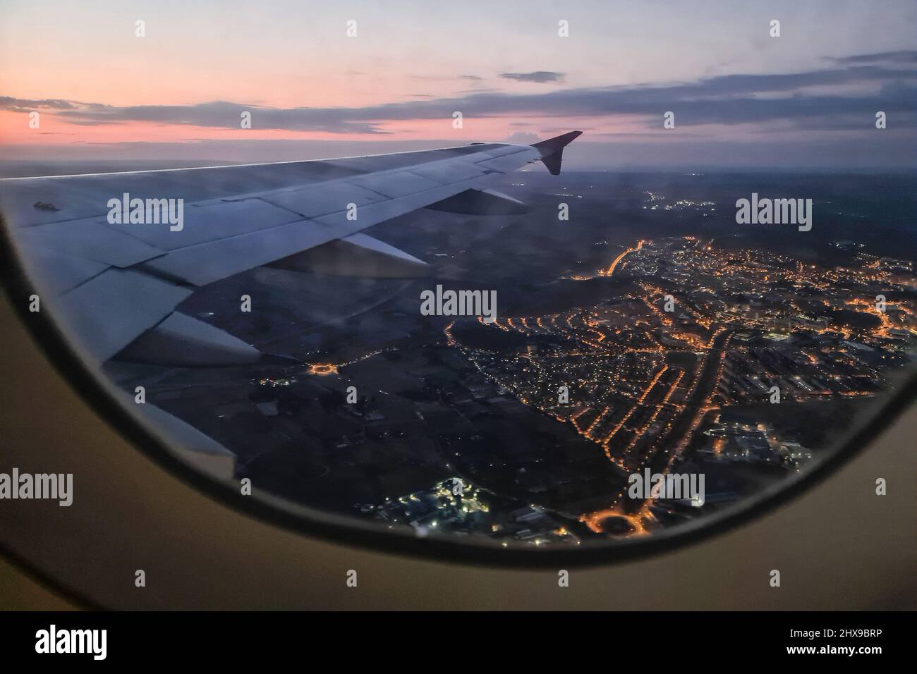 Airport night from airplane window hi-res stock photography and images ...