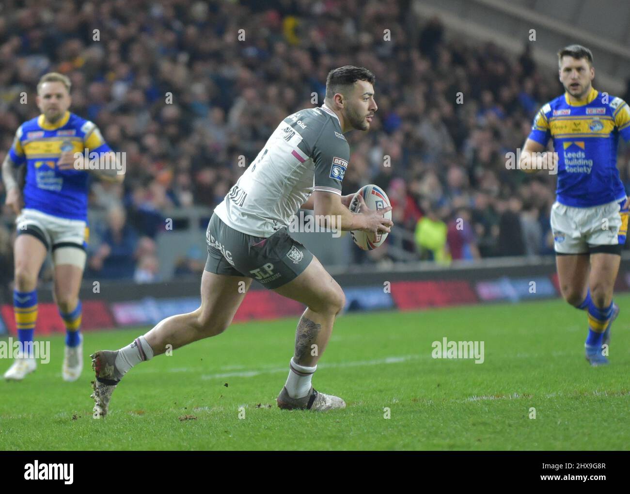 Leeds, UK. 10th Mar, 2022. Hulls Jake Connor runs the ball in during ...