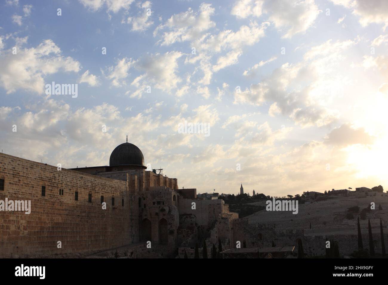 Western wall omar mosque jerusalem hi-res stock photography and images ...