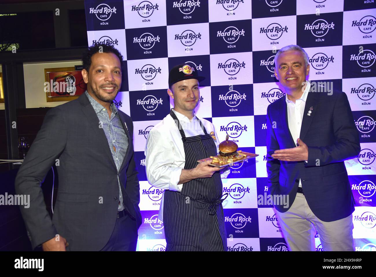 Cologne, Germany. 08th Mar, 2022. Manager Uriel Santiago (l-r), chef ...