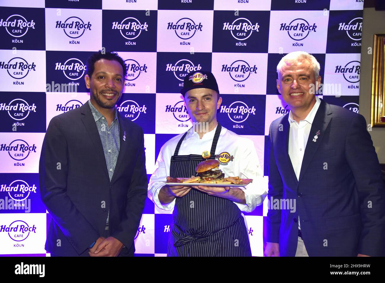 Cologne, Germany. 08th Mar, 2022. Manager Uriel Santiago (l-r), chef ...