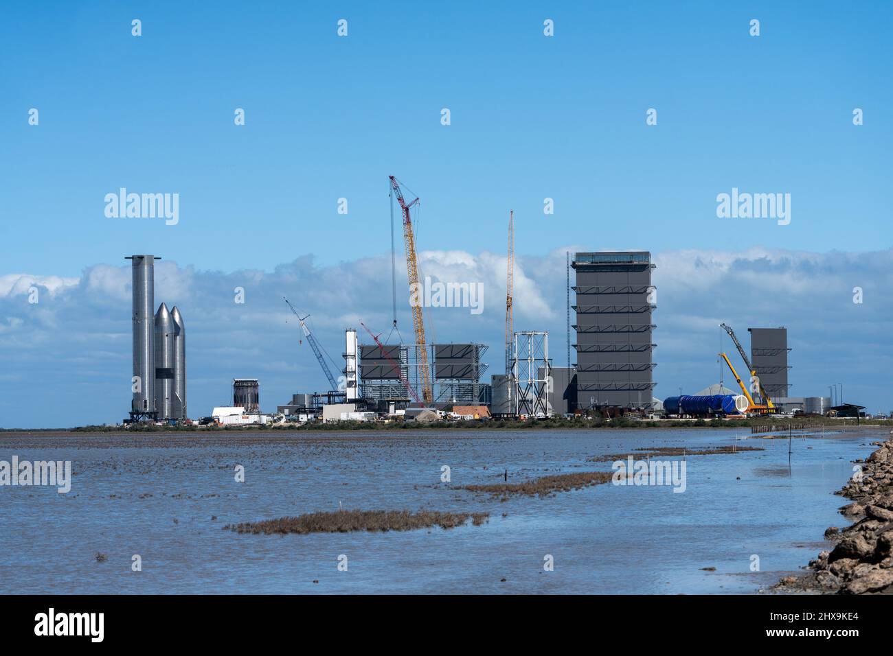 Cylindrical Super Heavy Booster rocket & Starship prototypes SN 16 & SN ...