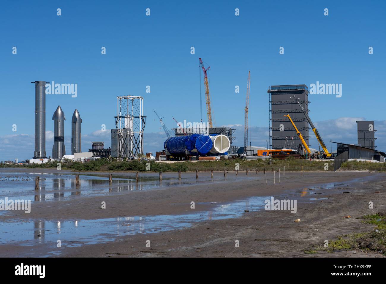 Two Starship prototypes and a cylindrical Super Heavy Booster rocket at ...