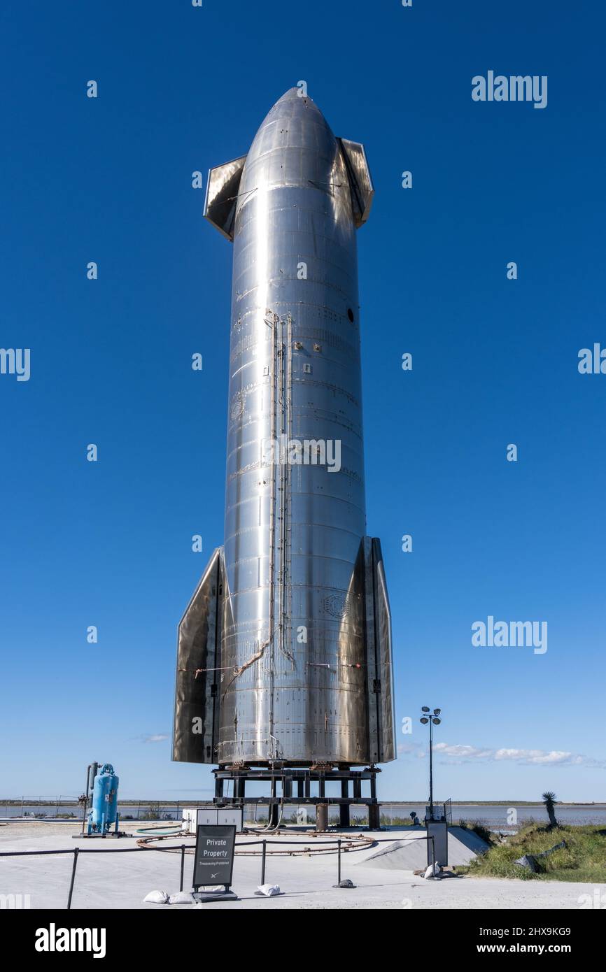 A 160' tall Starship prototype at the SpaceX assembly facility at Boca ...