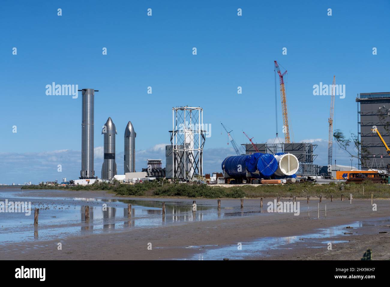 Two Starship prototypes and a cylindrical Super Heavy Booster rocket at ...