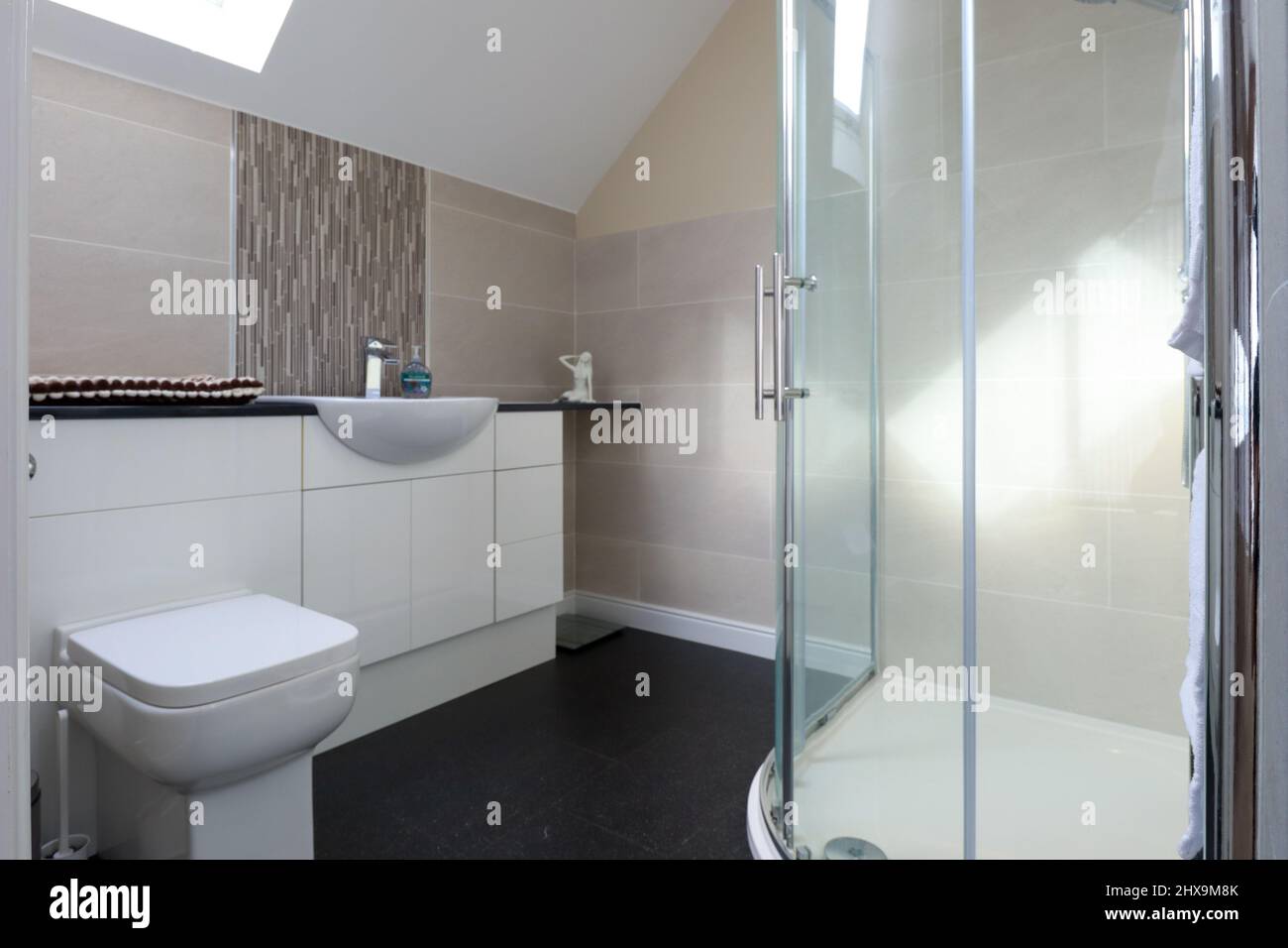 Clean and modern bathroom Stock Photo - Alamy