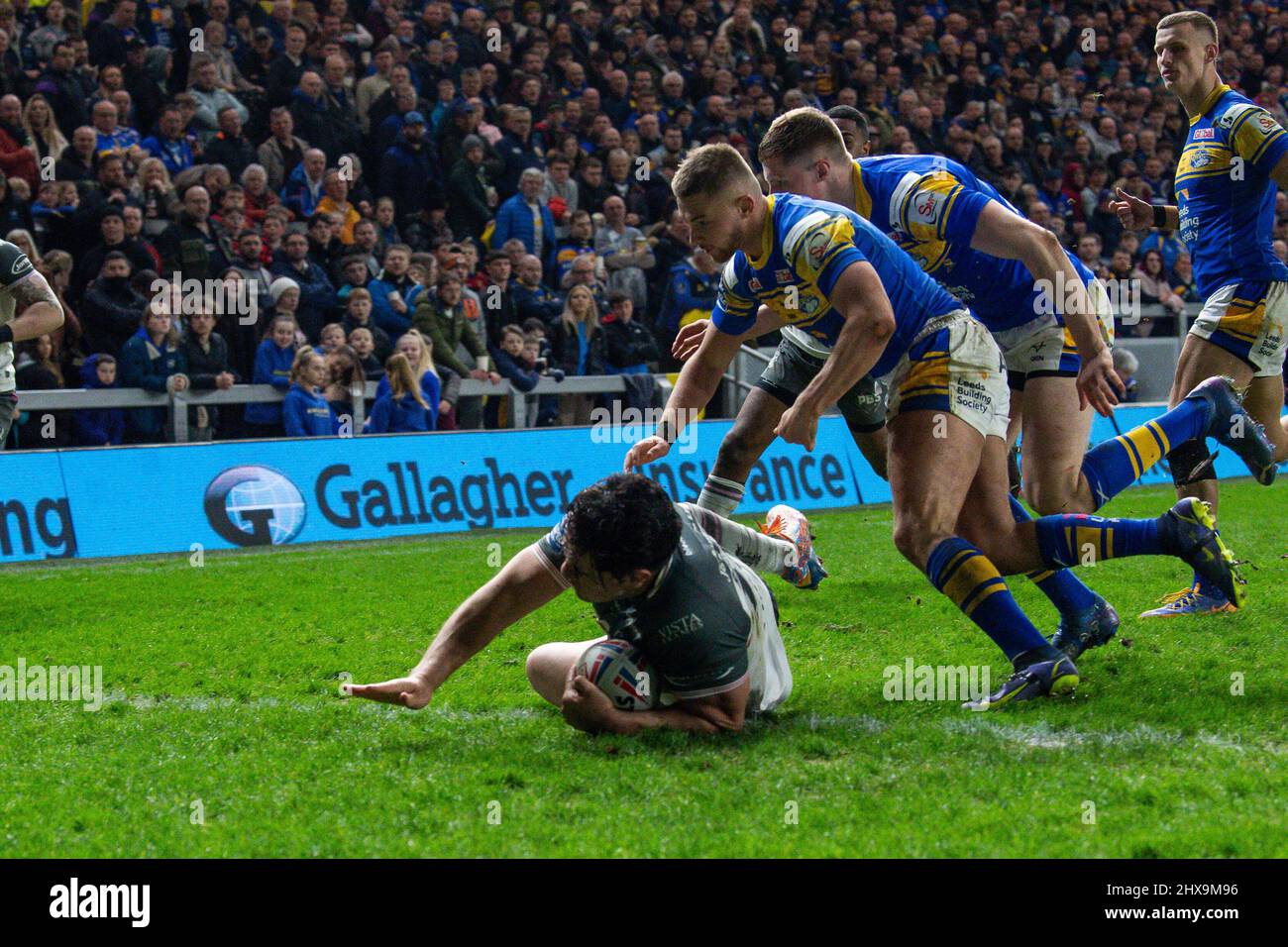 Andre Savelio (11) of Hull FC goes over for a try Stock Photo - Alamy